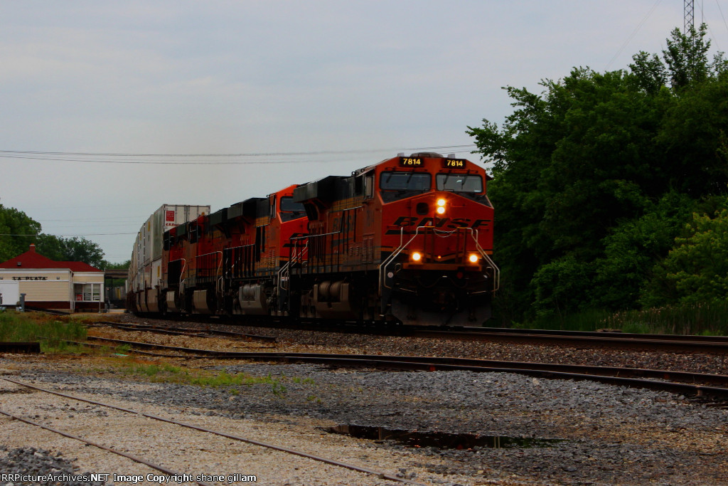 BNSF 7814 leads this wb z train for kc.